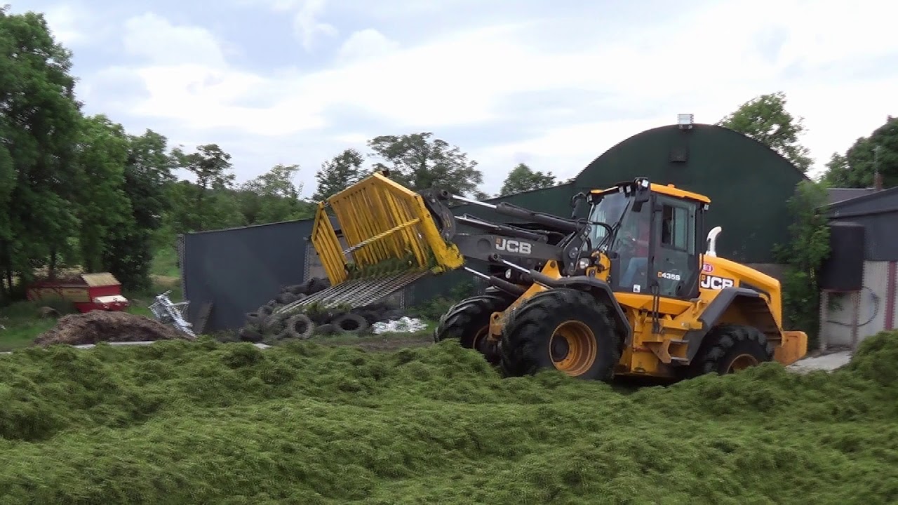 Lifting Silage With Joe Brady In Drung Co Cavan 2017 PT 2 The Pit - YouTube
