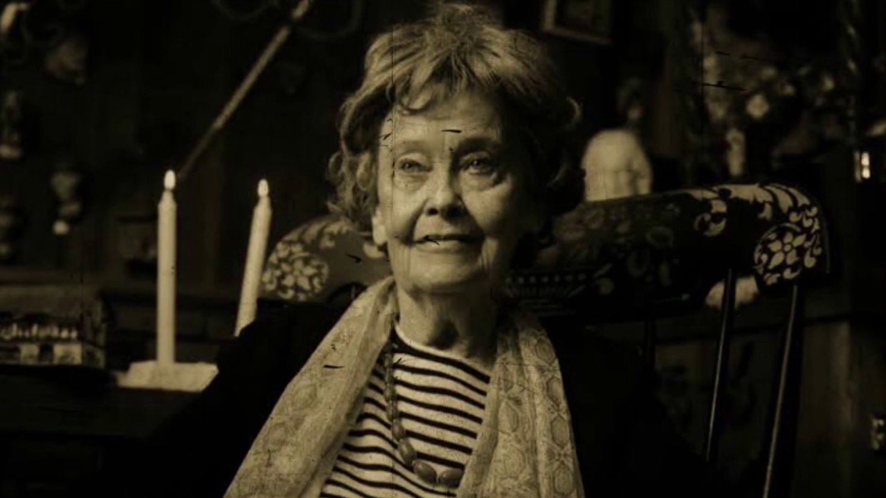 Su historia en 1 minuto: Lorraine Warren - YouTube