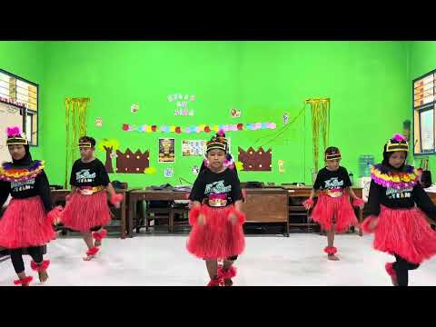Tari kreasi “Yamko Rambe Yamko” oleh siswa-siswi kelas 5