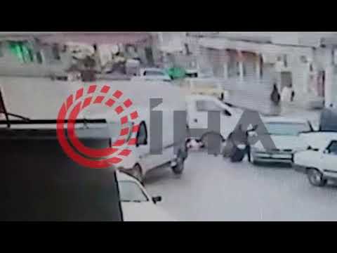 Kamyonetin 2 kişiye çarpma anı kamerada