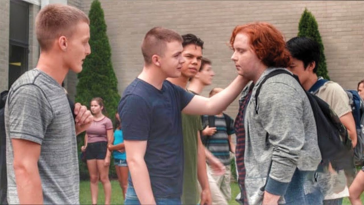 ACEȘTI BĂTĂUȘI NU ȘTIU CĂ BĂIATUL GRAS SE ANTRENEAZĂ CU UN CAMPION DE ...