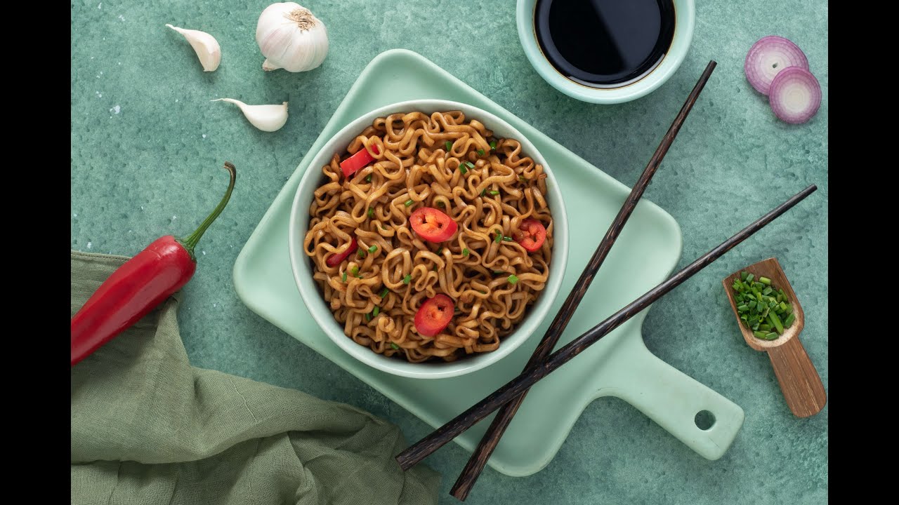 Too Yumm! K-BOMB Mi Goreng Ramen - YouTube