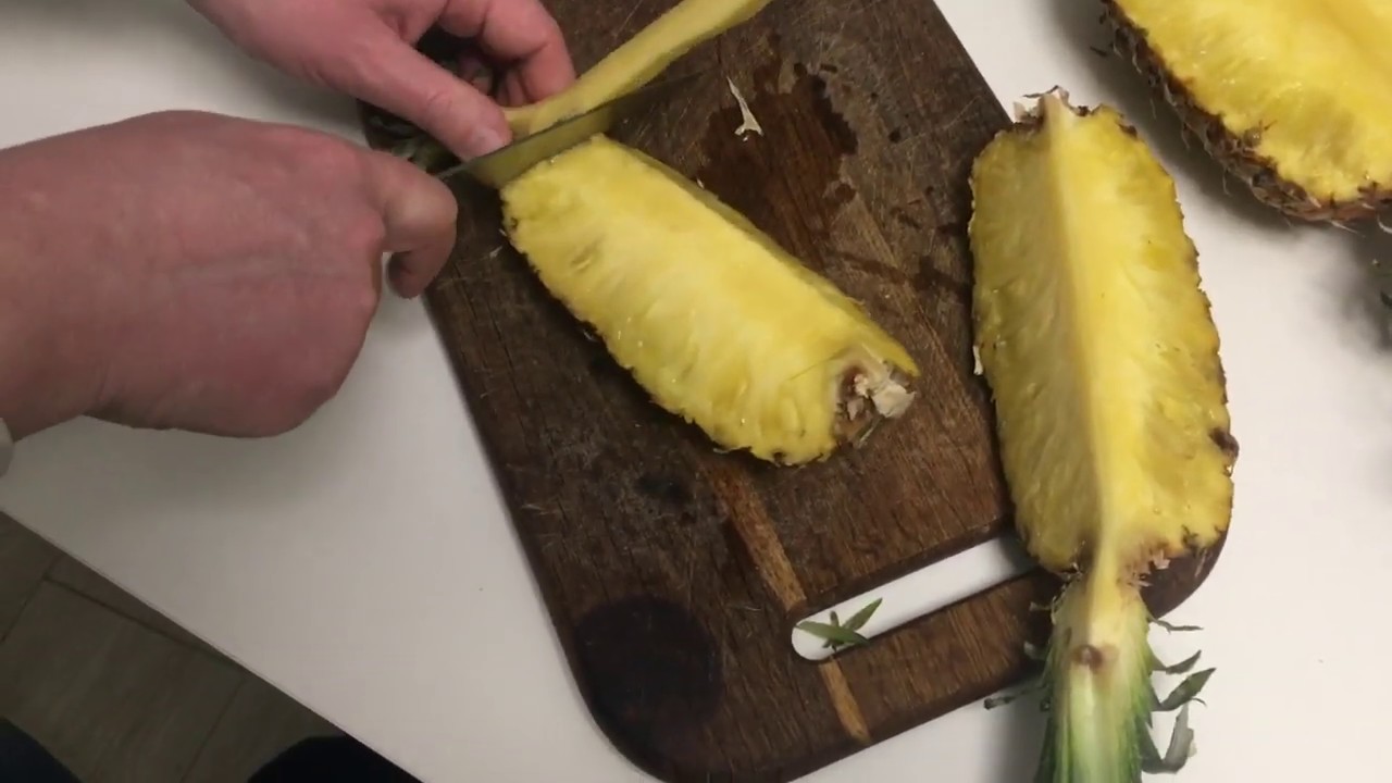 Як порізати ананас?! Фруктовая нарезка. How to clean pineapple from the skin? - YouTube