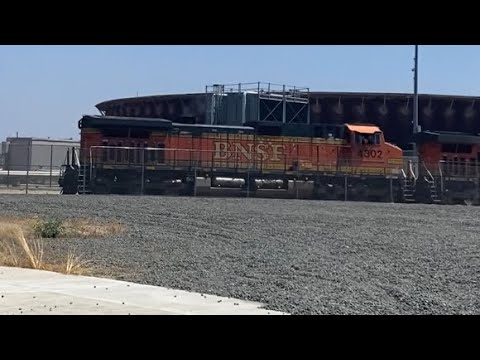 BNSF 4302 leads a power move at Port of Los Angeles. Feat: CSX 888. - YouTube