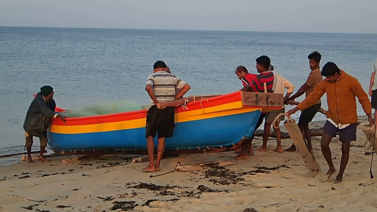Bhogave beaching the Boat - YouTube