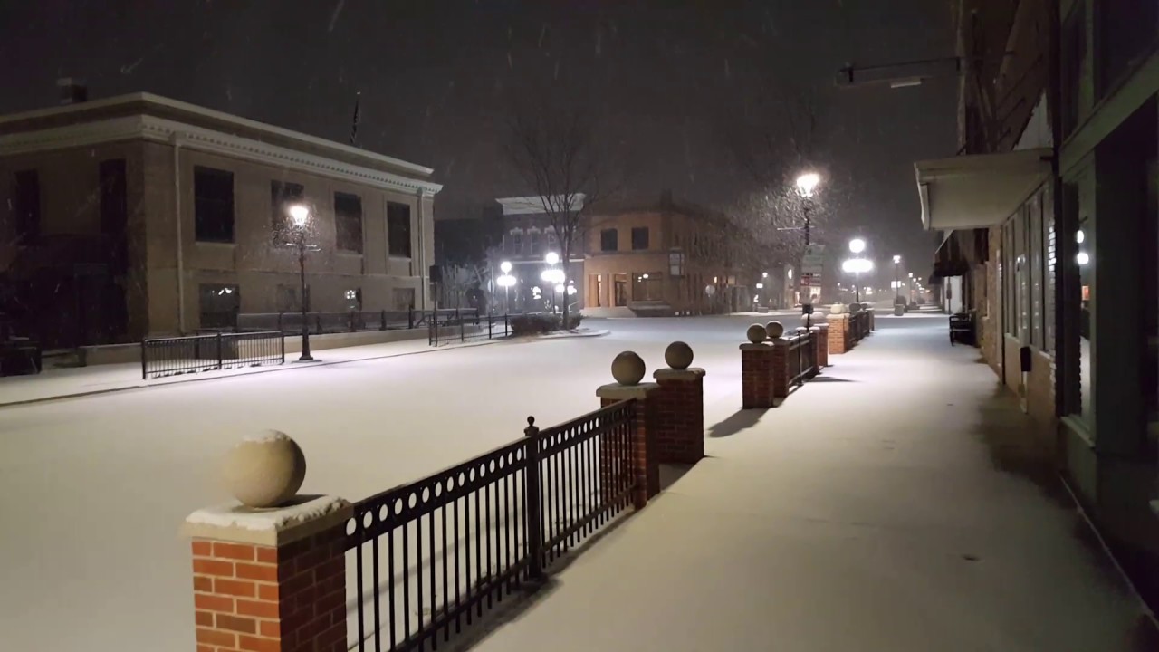 Snowfall downtown Perry 10:30 p.m. - YouTube