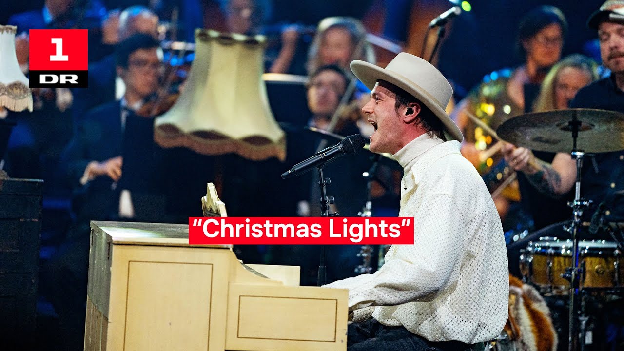 Jonah Blacksmith - Christmas Lights (LIVE) | DR's store Juleshow | DR1 ...