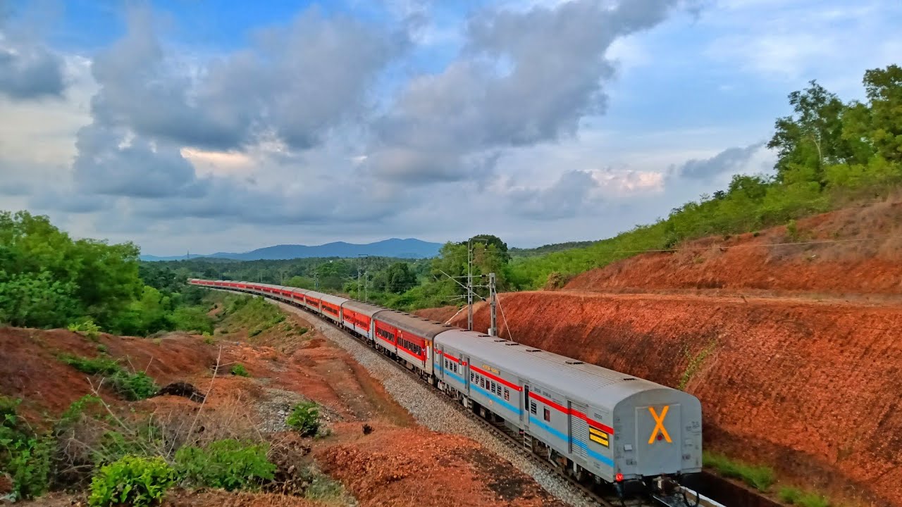 12620 Mangaluru - Mumbai 'Matsyagandha' Superfast Express. arriving ...