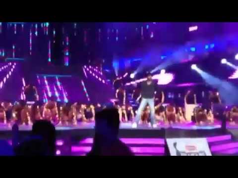 Shahrukh rehearsing for Filmfare 2016 | Tukur tukur song
