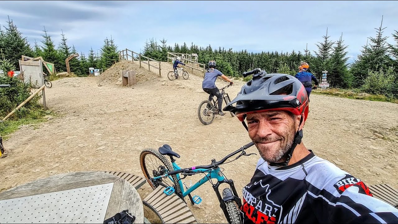 Digging The Blues @ Bikepark Wales - YouTube