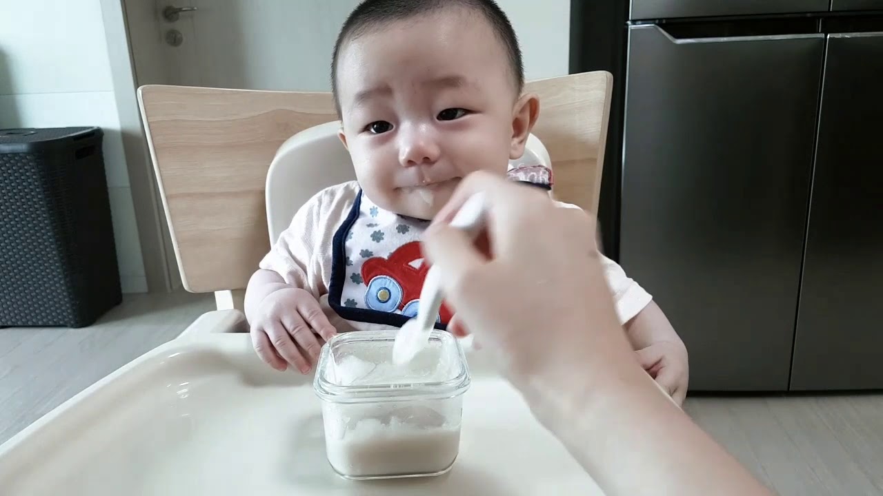 6개월 아기#쇠고기 미음 이유식 먹기| 6month baby eating beef rice gruel - YouTube