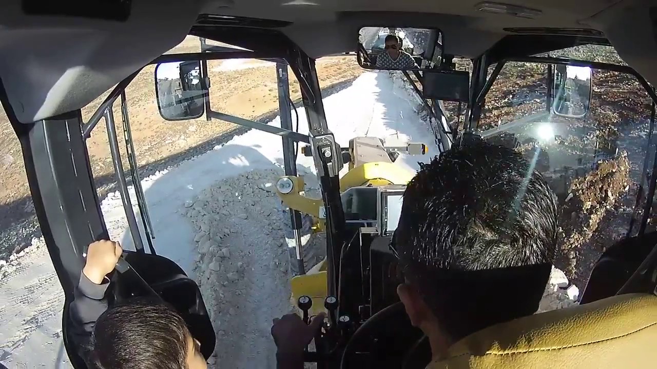 Komatsu gd675 greyder - YouTube