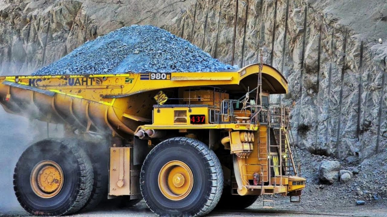 The Largest Komatsu 980E Truck Competes In Mining YouTube