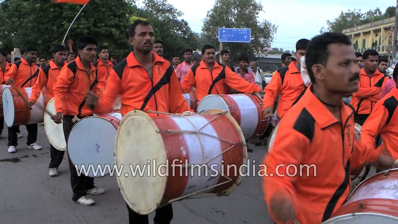 Band and procession leads up to Ganesh immersion in Delhi - YouTube