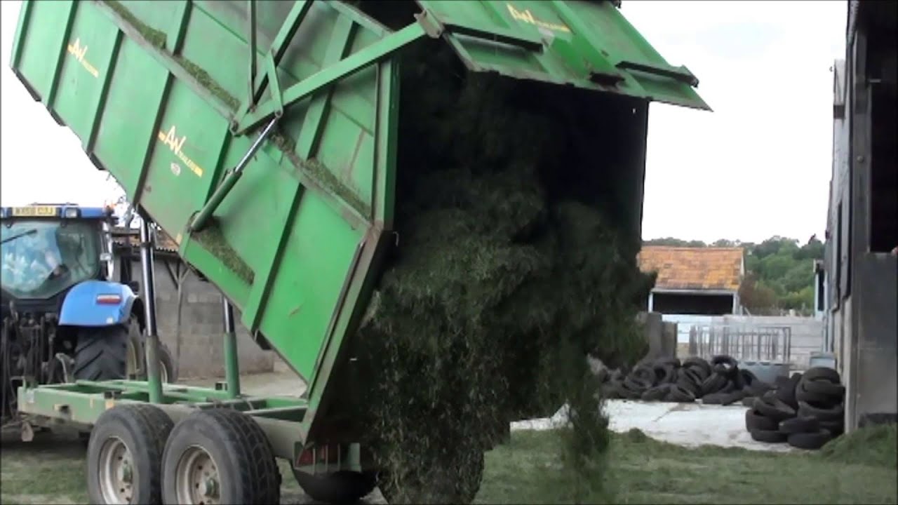 2nd cut silage. Filling the clamp - YouTube