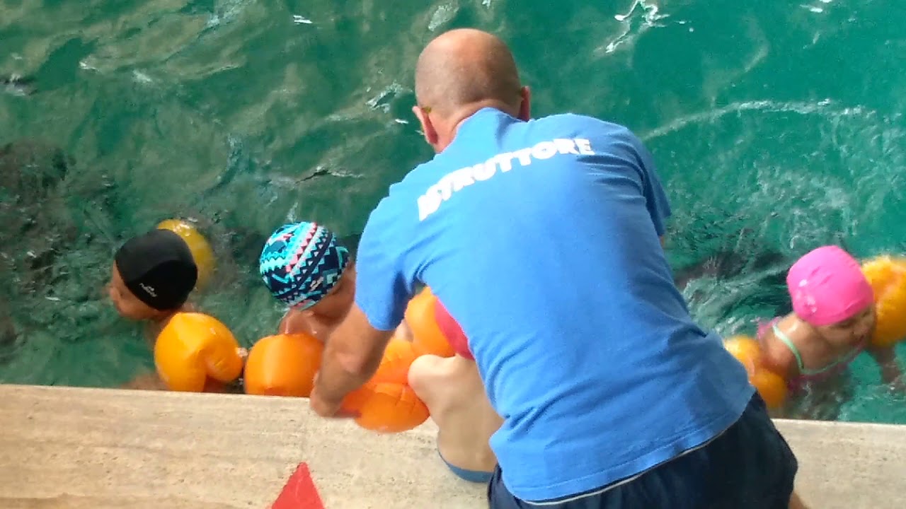 Harper Swimming Lesson 2018(2) - YouTube