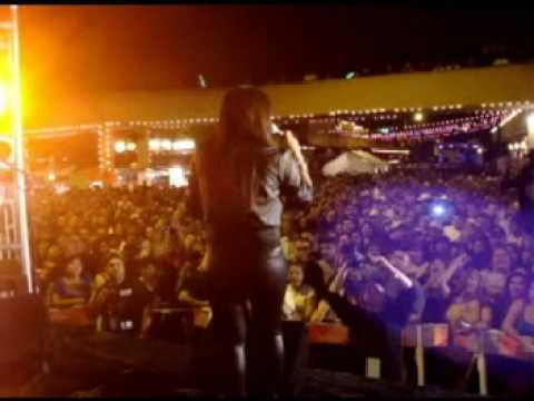 Elida Reyna @ Fan Fair 2009 performing her hit "DUELE" - YouTube