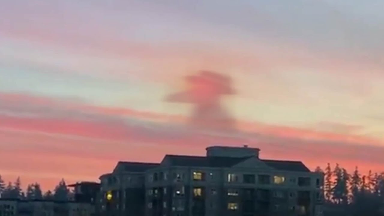 Strange phenomenon in the sky - YouTube