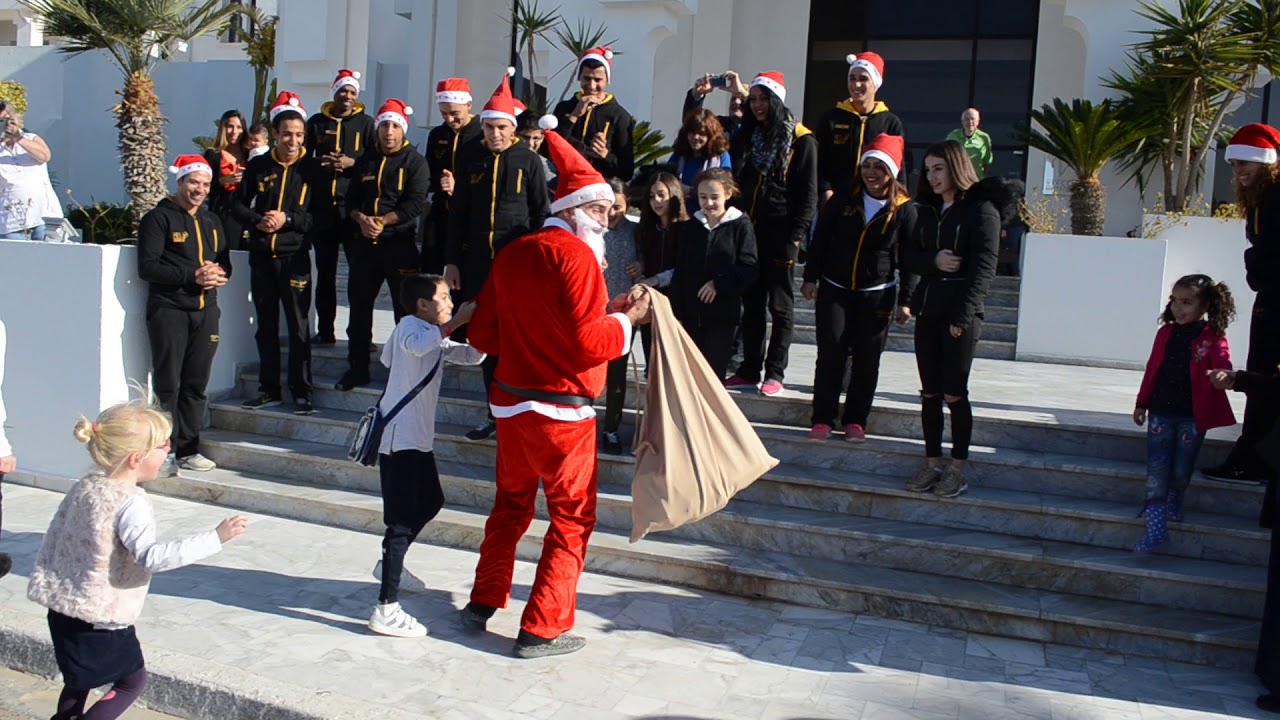 Arrival of the Father Christmas with his presents - YouTube