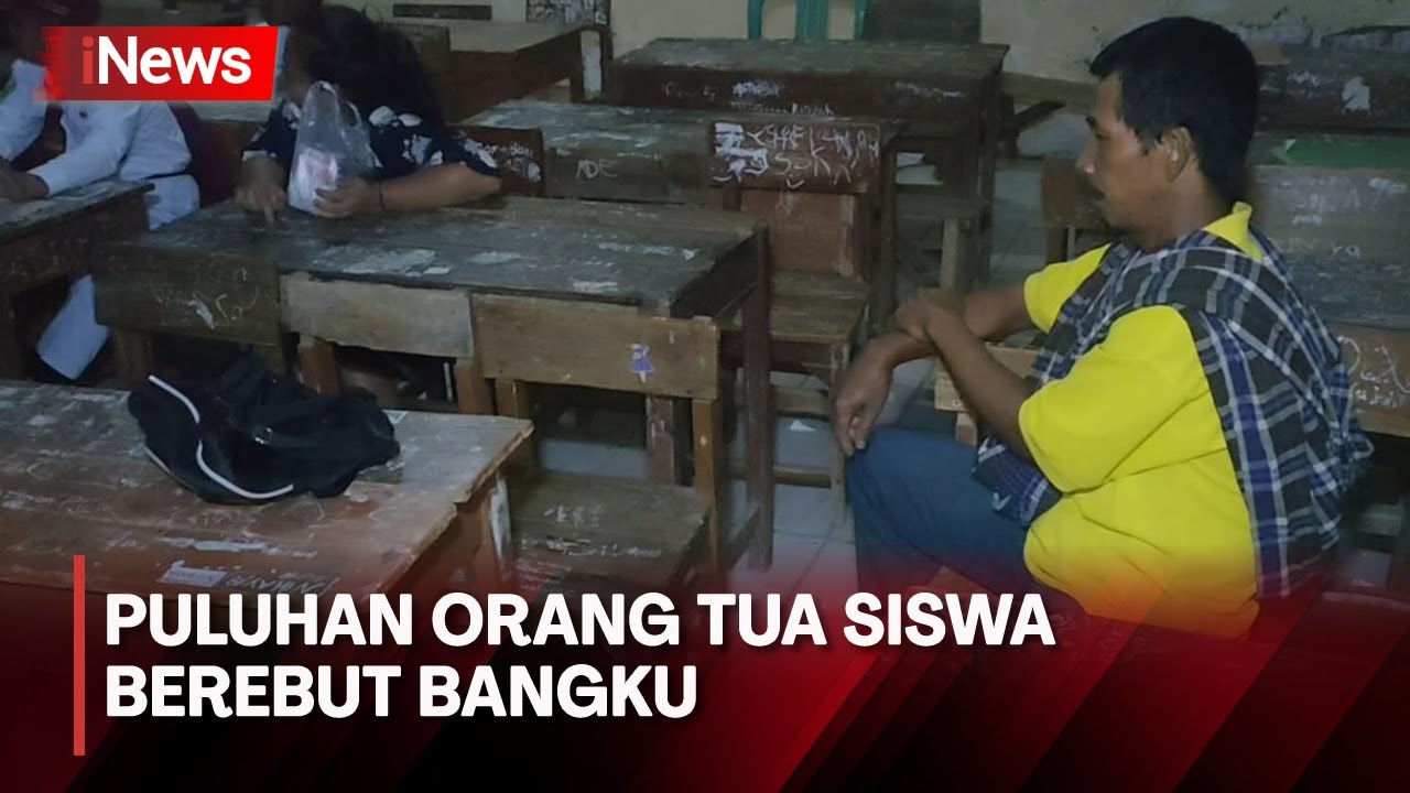 Hari Pertama Masuk Sekolah, Puluhan Orang Tua Siswa Berebut Bangku - YouTube