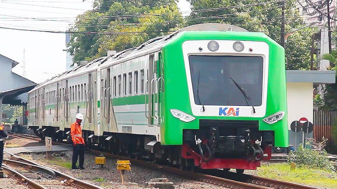 PERDANA KOMUTER JENGGALA PAKAI KRDI BANDARA ADI SOEMARMO - YouTube