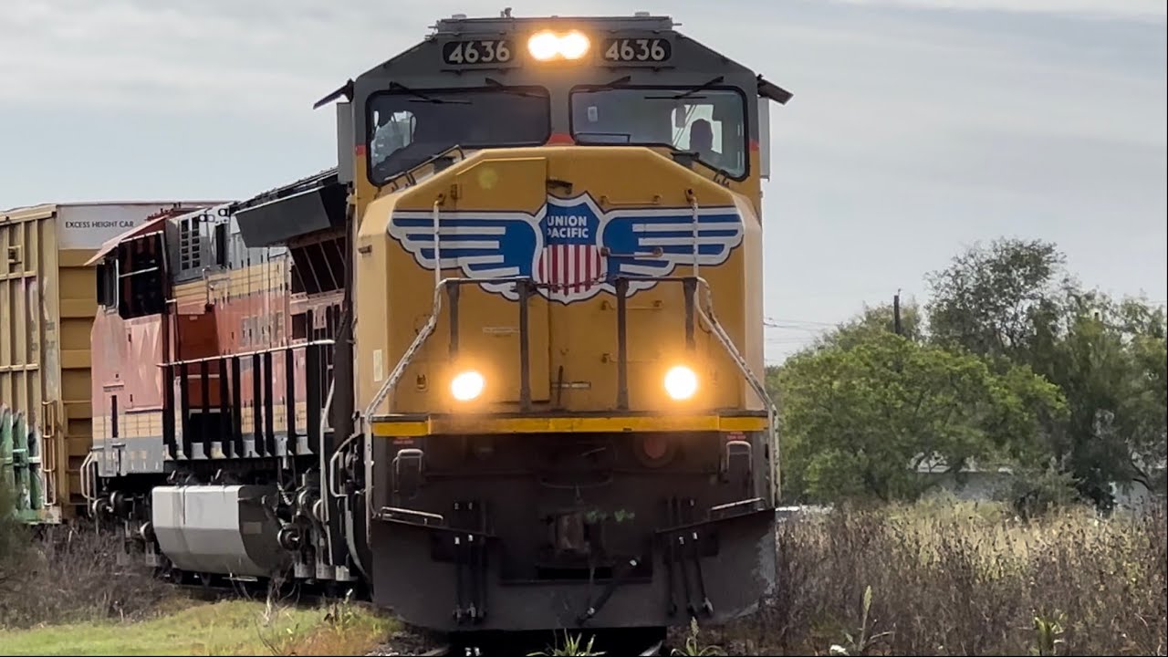 UP SD70M 4636 & Fresh BNSF ET44C4 Lead M-CCAG - YouTube