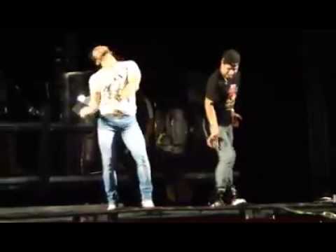 Munhoz e mariano dançando funk em show de Ibaté-sp