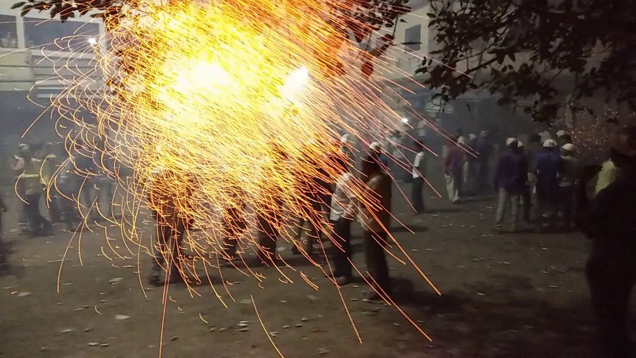 World famous crecker fight in one and only in savarkundala ingoriya ...