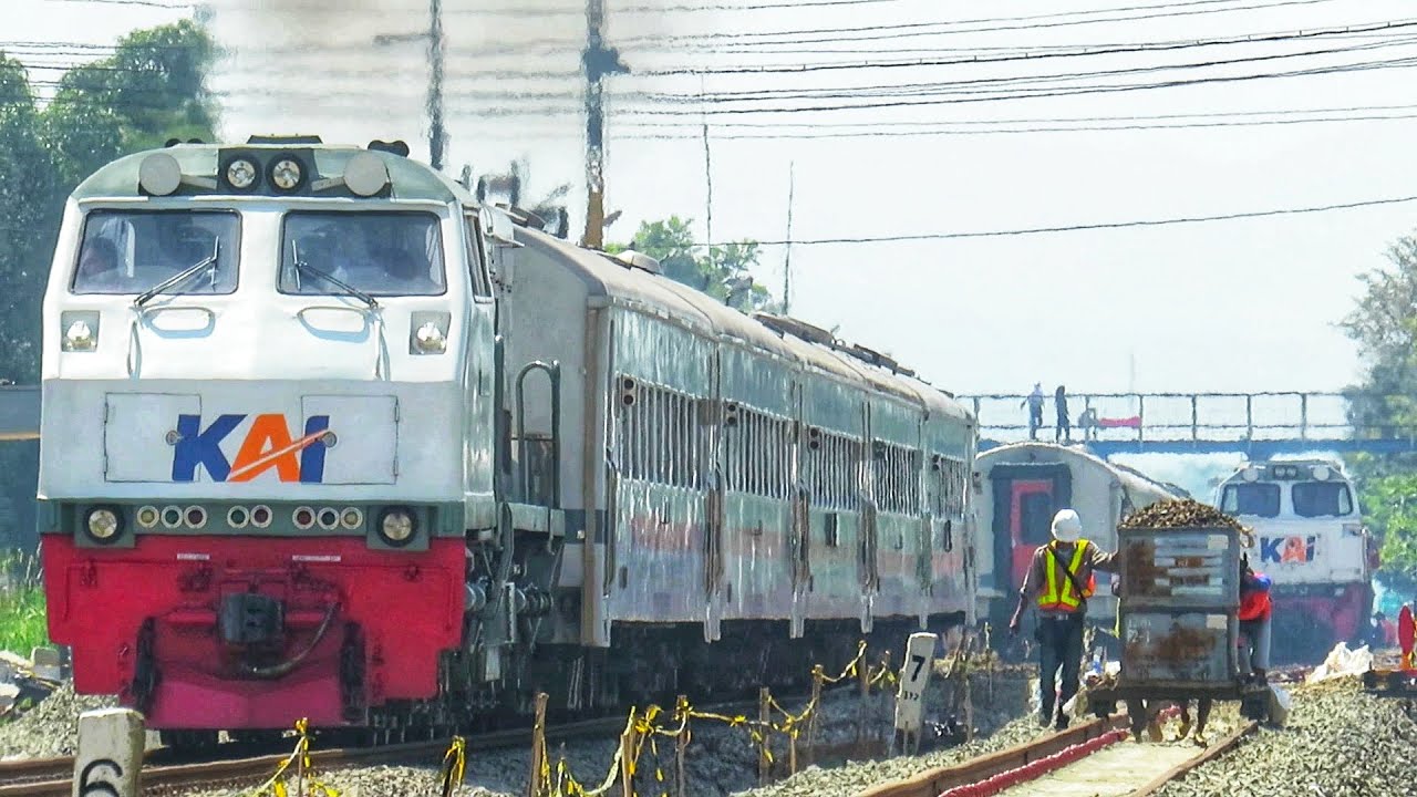 DEPAN BELAKANG ADA KERETA API ! STASIUN INI BAKALAN LEBIH SIBUK ! - YouTube