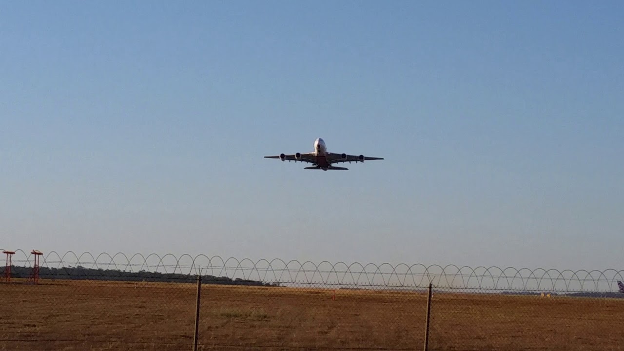 EK405 departs melbourne - YouTube