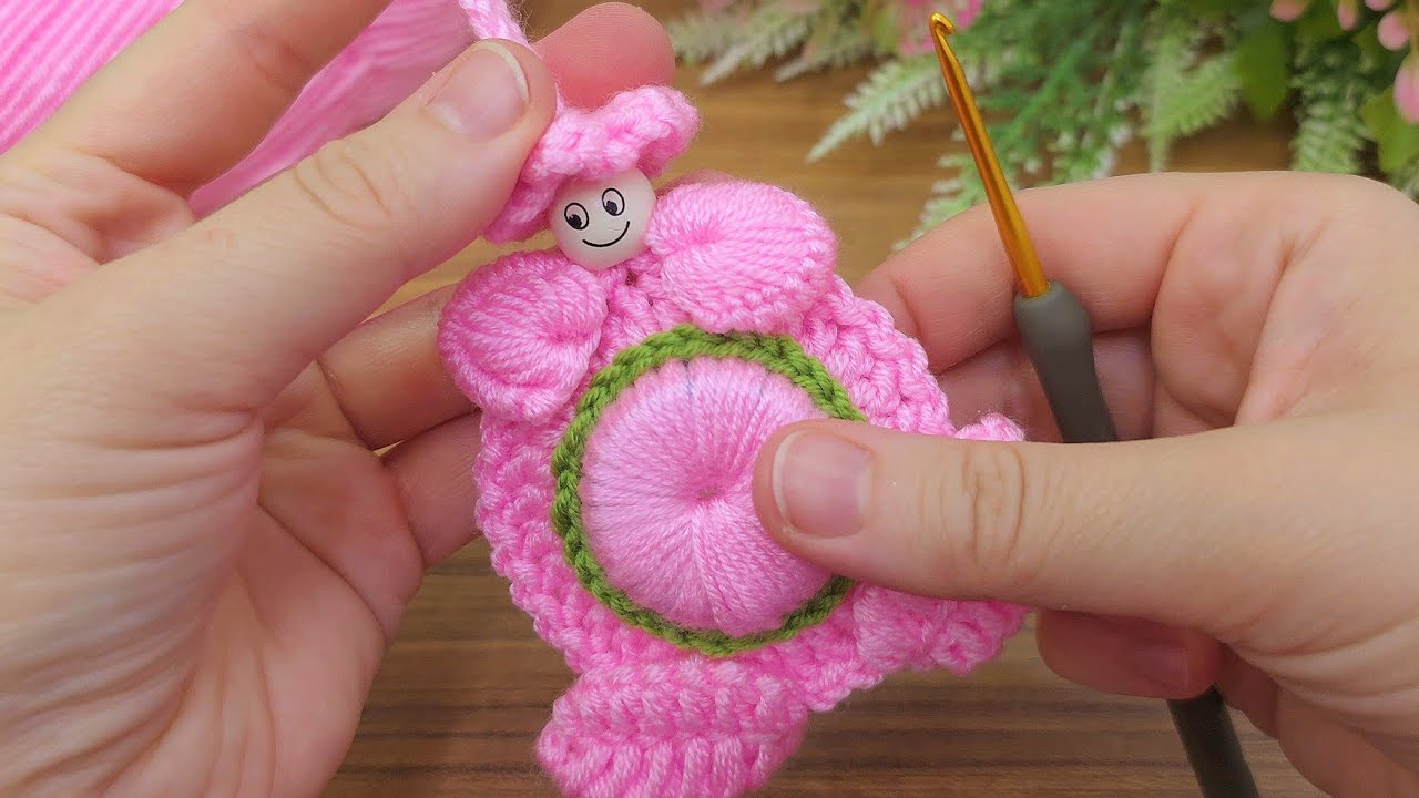 I made a cute crochet keychain with a plastic water bottle cap, let's ...