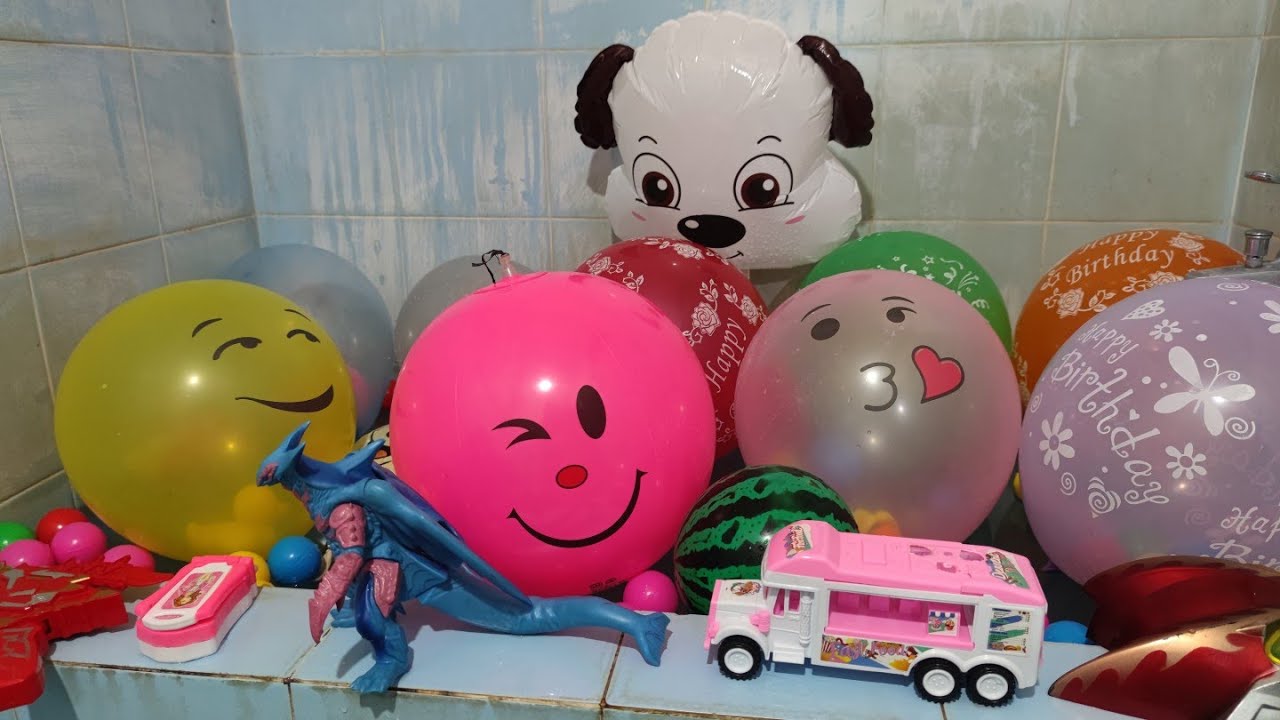 Seruu!! meletuskan balon air dan menemukan hadiah mainan, bola, hewan ...