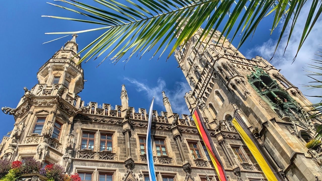 Clock chimes with watchmen & angels | Town Hall Marienplatz Munich ...
