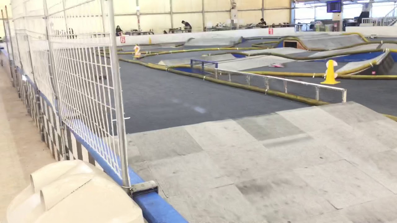 YOKOMO.YATABE ARENA.2WD&4WDオフロード・カーペットコース・このジャンプコースが、1番おもしろかった！ - YouTube