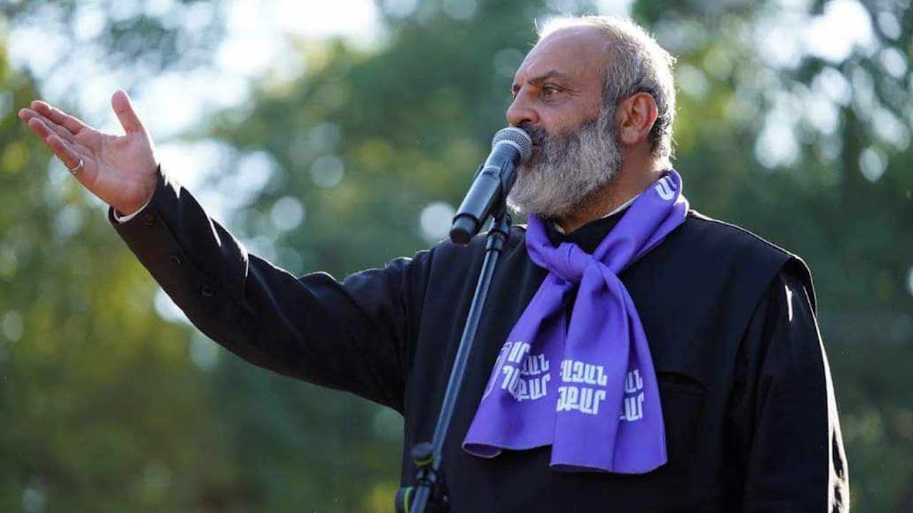 ՈւՂԻՂ Բագրատ Սրբազանի առաջնորդությամբ հանրահավաք Բաղրամյան պողոտայում