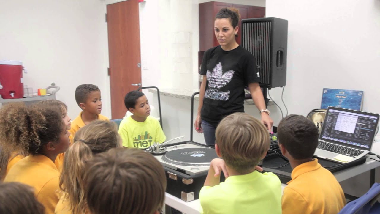 Metropolitan International School After School DJ Class - YouTube