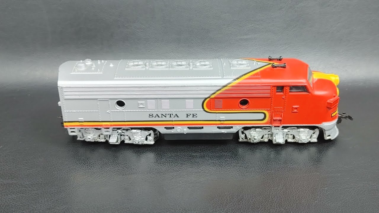 Life Like HO Gauge Santa Fe Warbonnet Diesel Engine Locomotive - YouTube