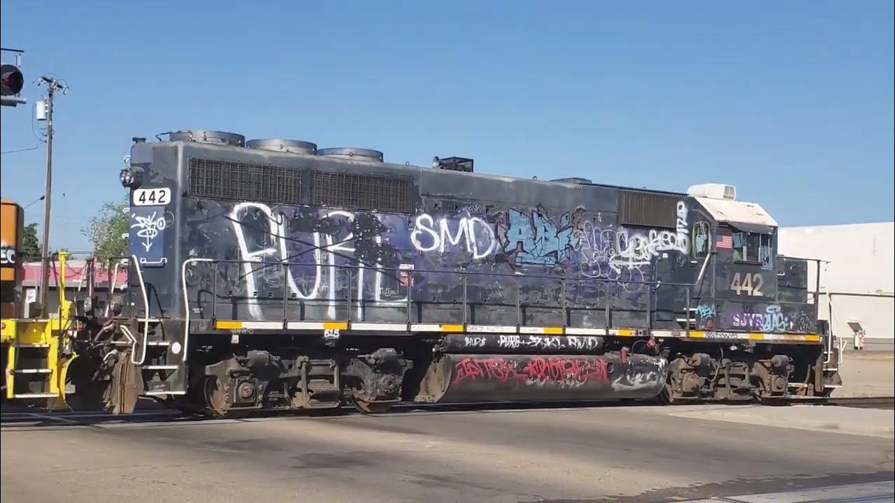 SJVR 442 & 2121 passing 10th st Reedley California - YouTube