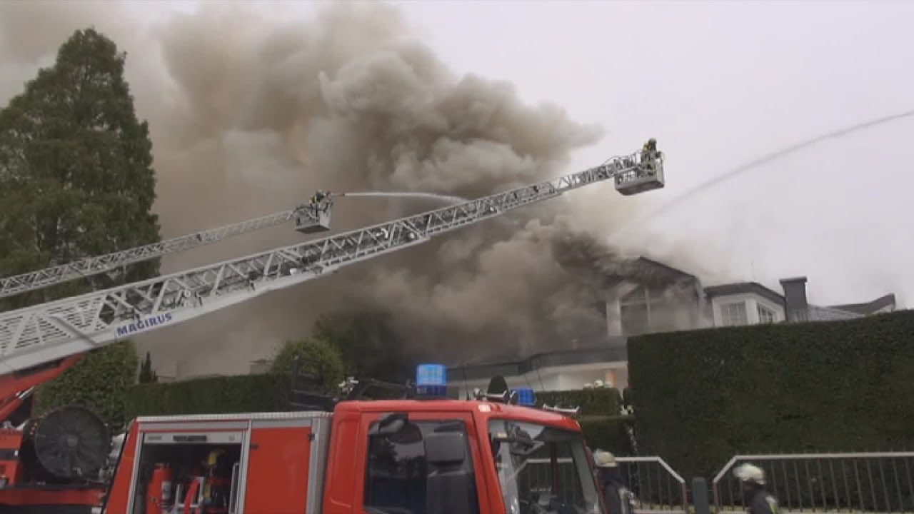 [GROSSBRAND] - Dachgeschoss einer Villa im Vollbrand | Starke ...