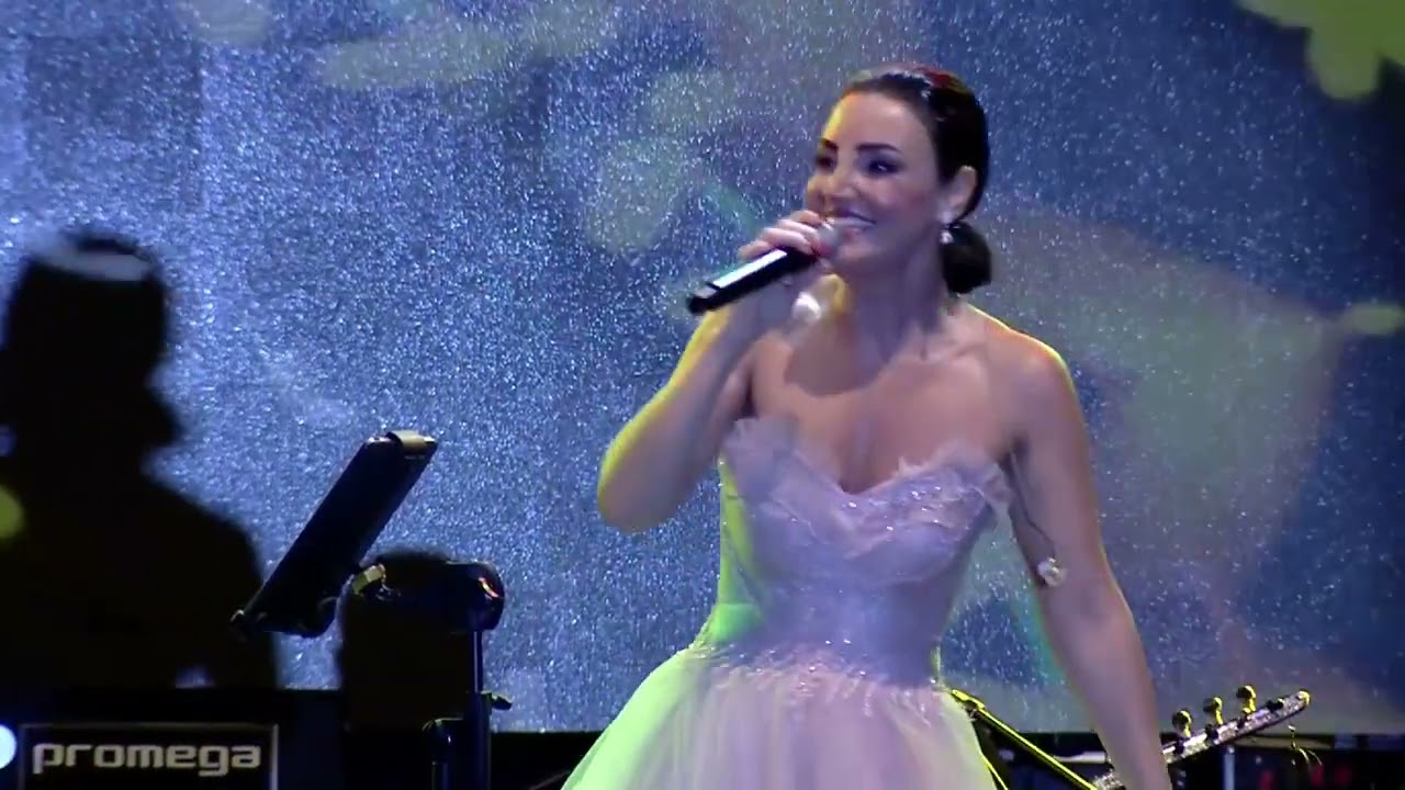 Sevcan Orhan - Evlerinin Önü Yonca (Konser) - YouTube