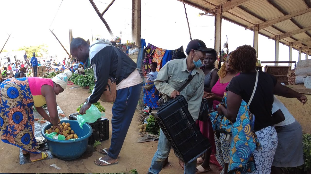 Cùng với Maria mang nông sản "đại náo" chợ lớn Angola ngày cuối Năm ...