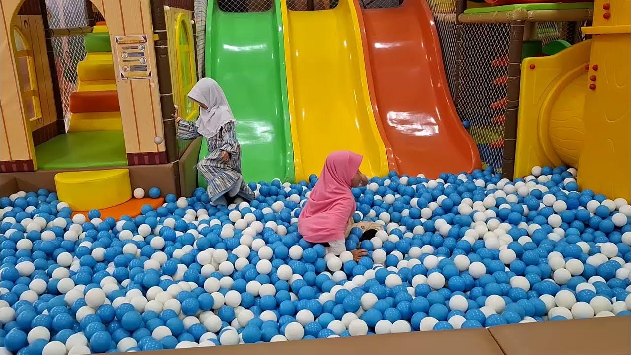 perosotan mandi bola anak-anak , mainan perosotan mandi bola , bermain perosotan mandi bola ...