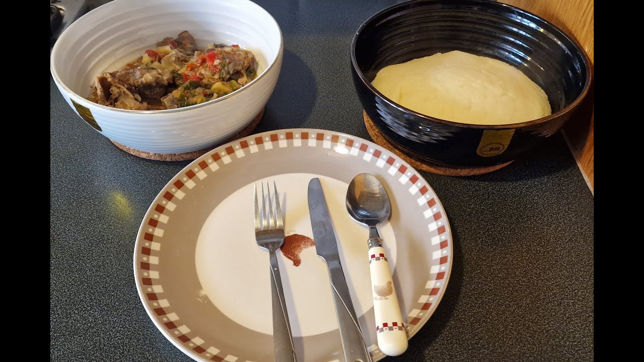 Mipanzi ya ngulu na sauce blanche (côte de port à la sauce blanche ...