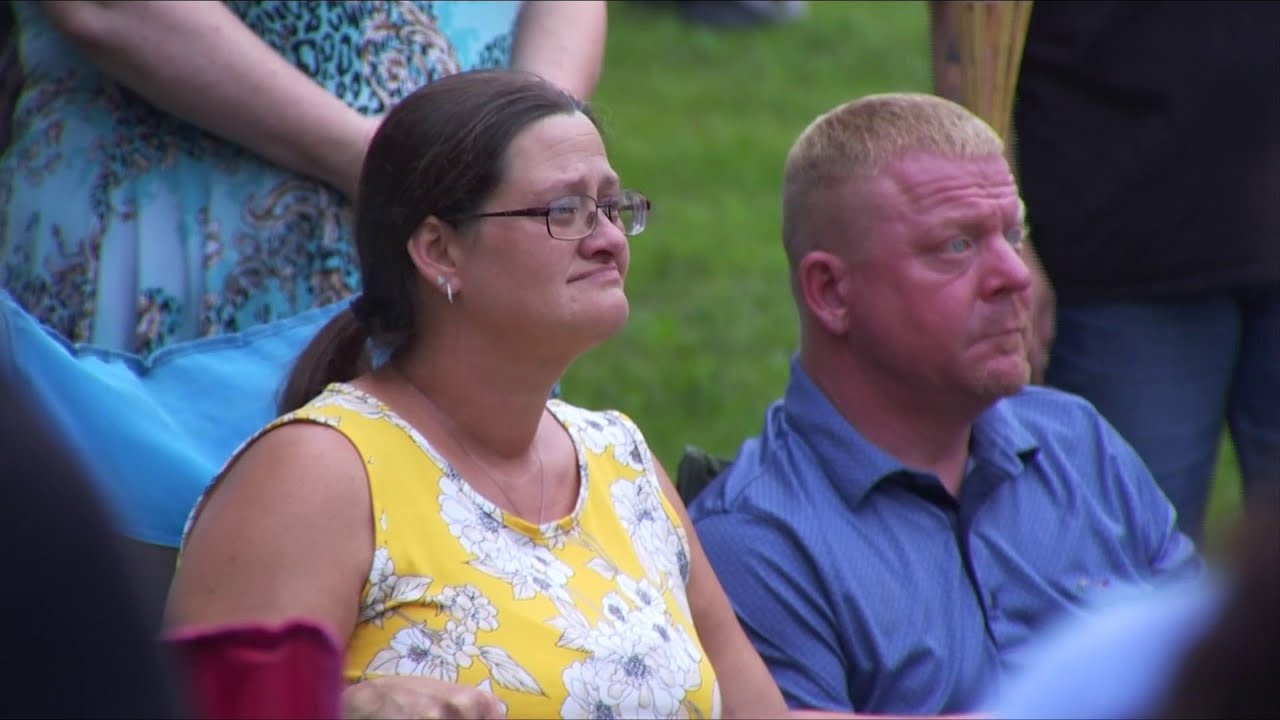 Family of Lynchburg murder victim holds vigil - YouTube