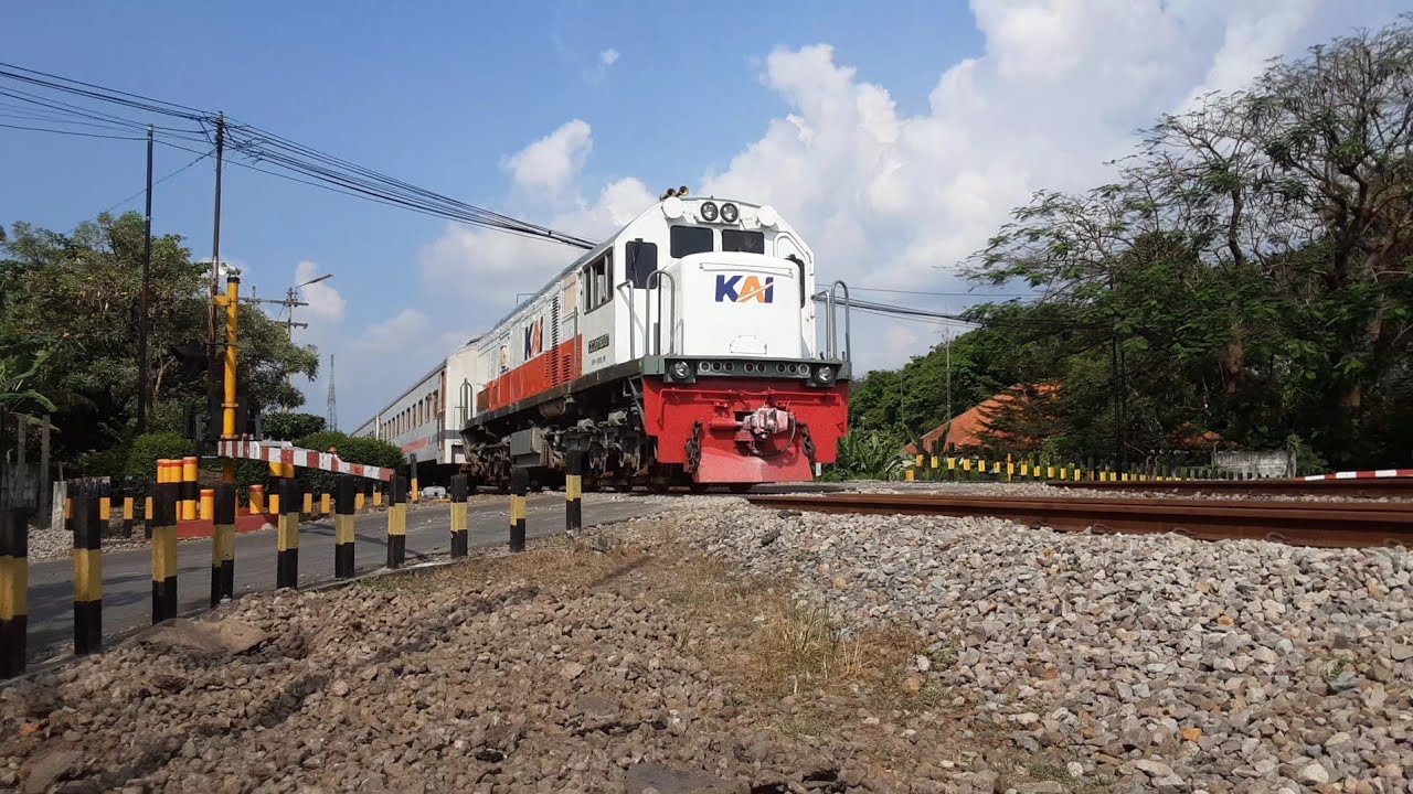 PLB 103 Gaya Baru Malam Selatan Ft. CC201 83 07 (45) MN ex YK loko ...