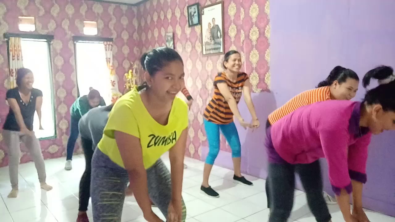 SENAM AEROBIC GERAKAN PEMULA MINGGU PAGI AT HOME - YouTube