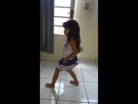 Kayllane dançando
