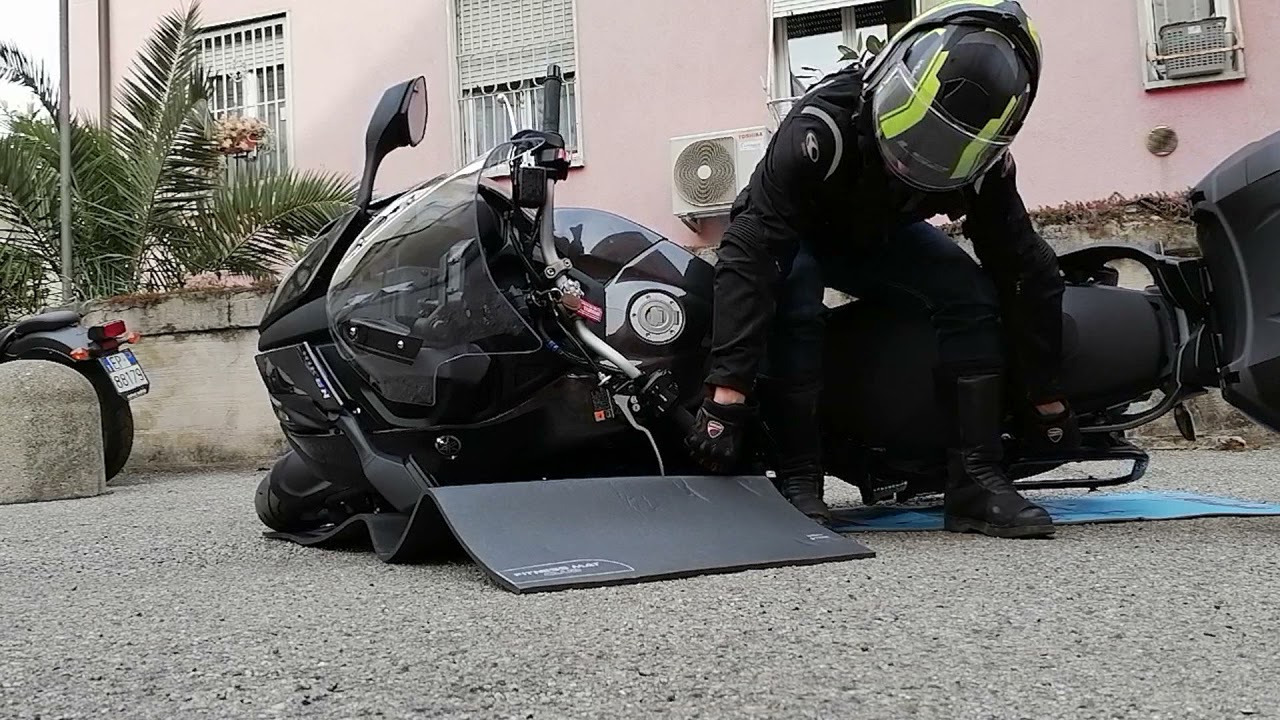 Yamaha Niken - Laying down the motorbike to the ground. Where it ...