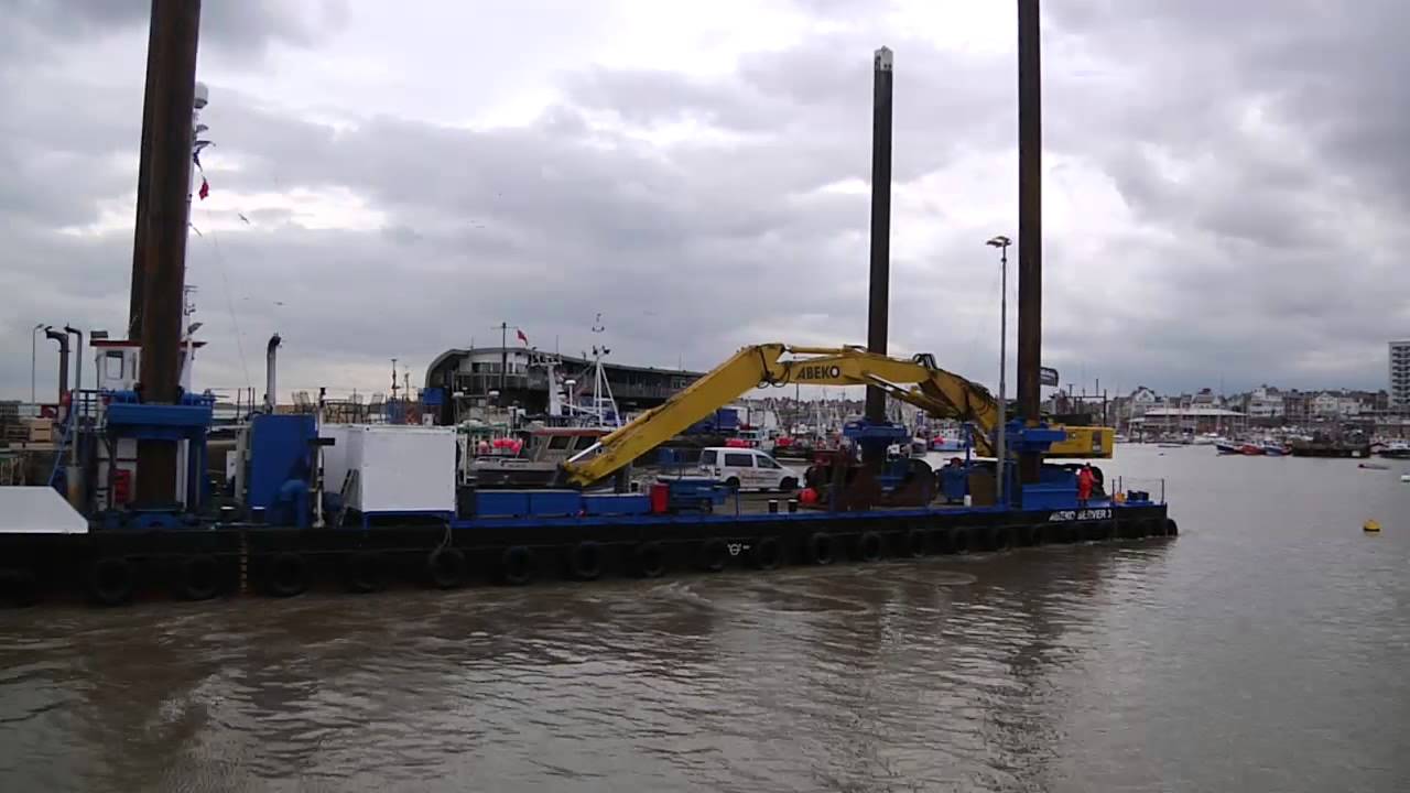 Abeko Server 3 Entering Bridlington Harbour - YouTube