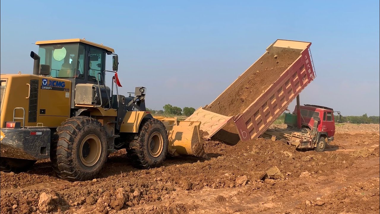 Awesome Dumper Truck Unload Soil ឡានដឹកដីប៉ែនផ្អៀង - YouTube